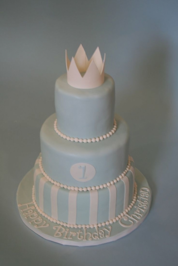 Gâteau Danniversaire Bleu à Rayure Blanches Et Des Perles Blanches Ainsi Une Couronne 11062020