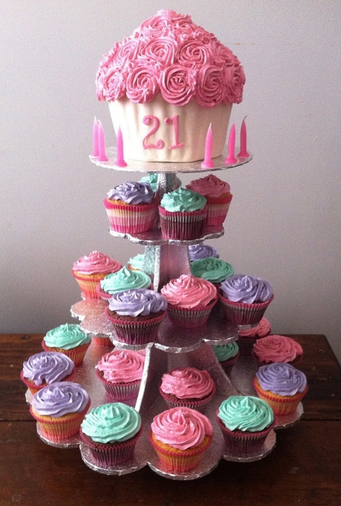 Gâteau et cupcakes colorés pour un anniversaire girly - 29/05/2020