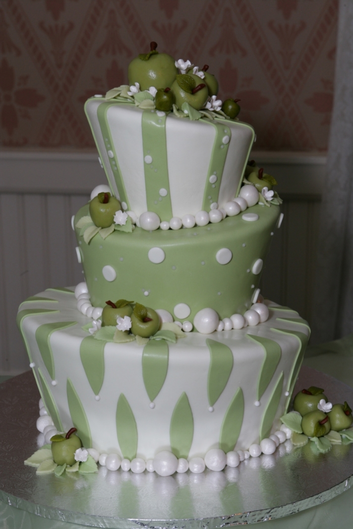 Sublime gâteau vert et blanc avec des pommes et des perles - 11/09/2020