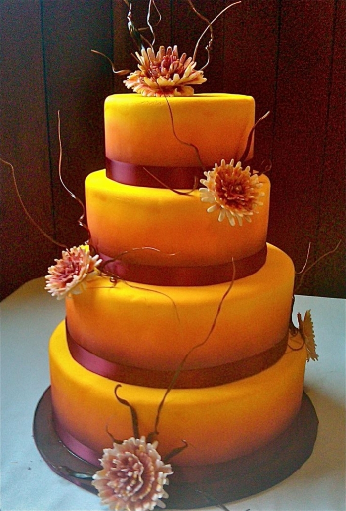 Très joli gâteau jaune orangé avec des branches et des fleurs - 20/10/2020