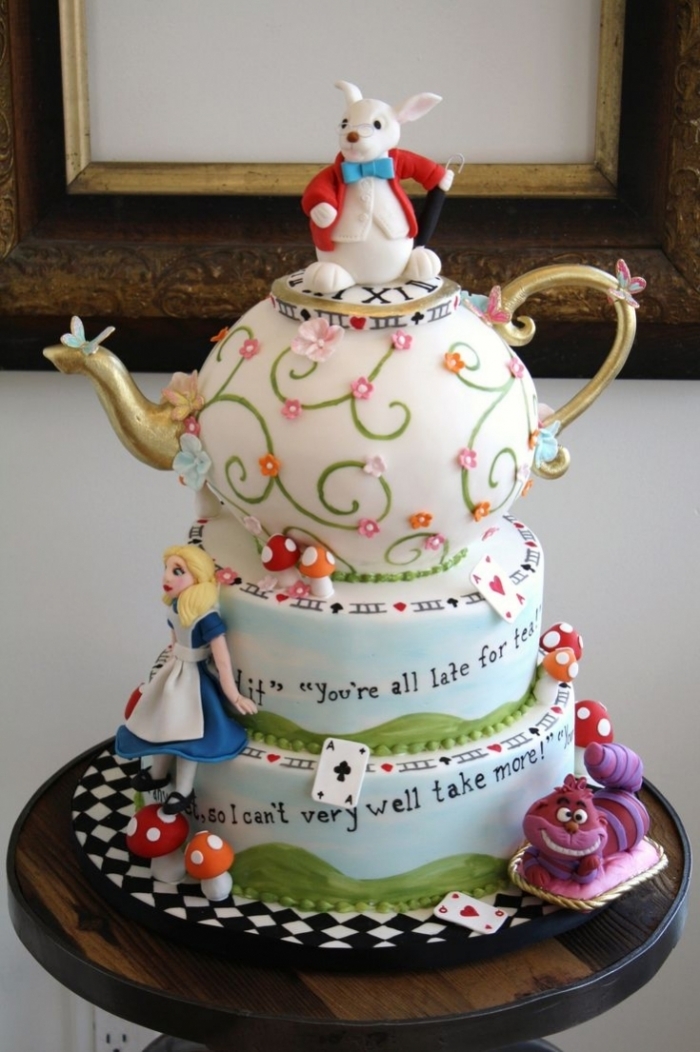 cake design d'Alice au pays des merveilles avec une théière et un décor ...