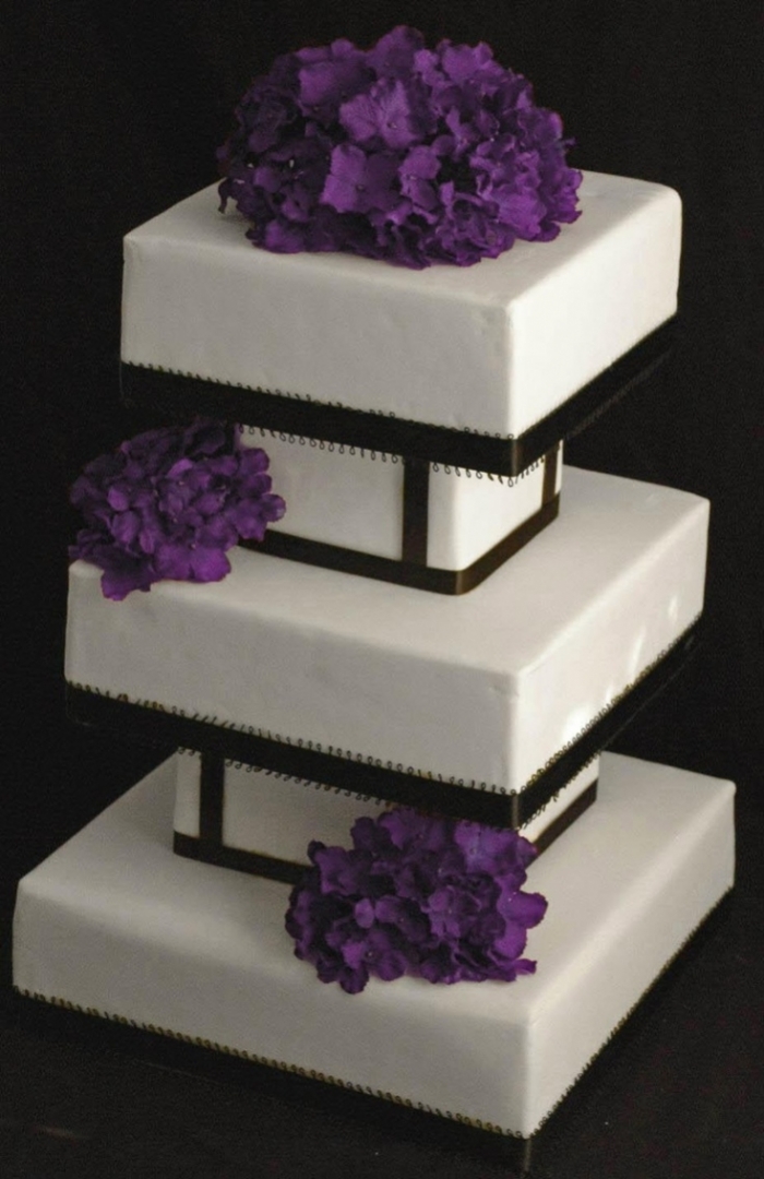 Superbe cake design carré blanc et noir avec des fleurs violette - 01 ...