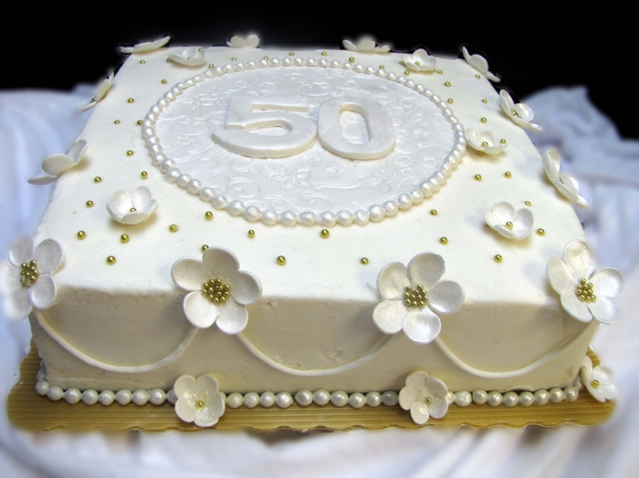 50 ans de pureté avec ce gâteau d'anniversaire fleuri de blanc - 16/07/2020