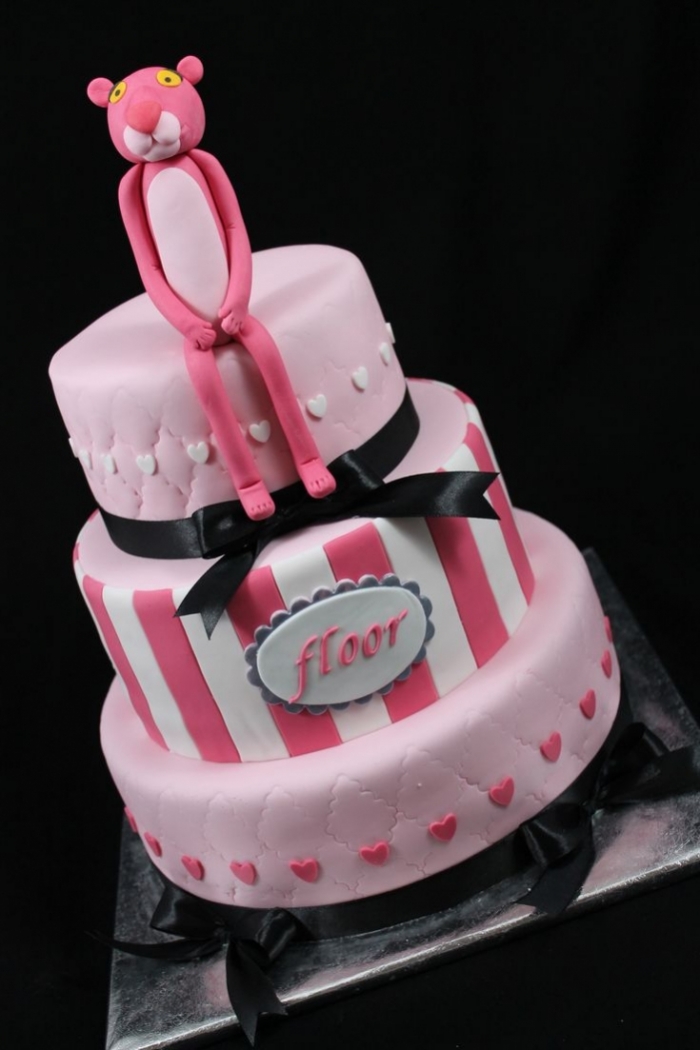 gâteau de la panthère rose à 3 étages et son ruban noir - 26/06/2020