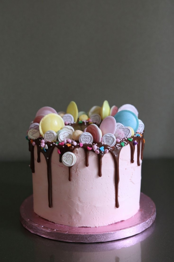 gâteau d'anniversaire avec son coulis de chocolat et son décors de ...