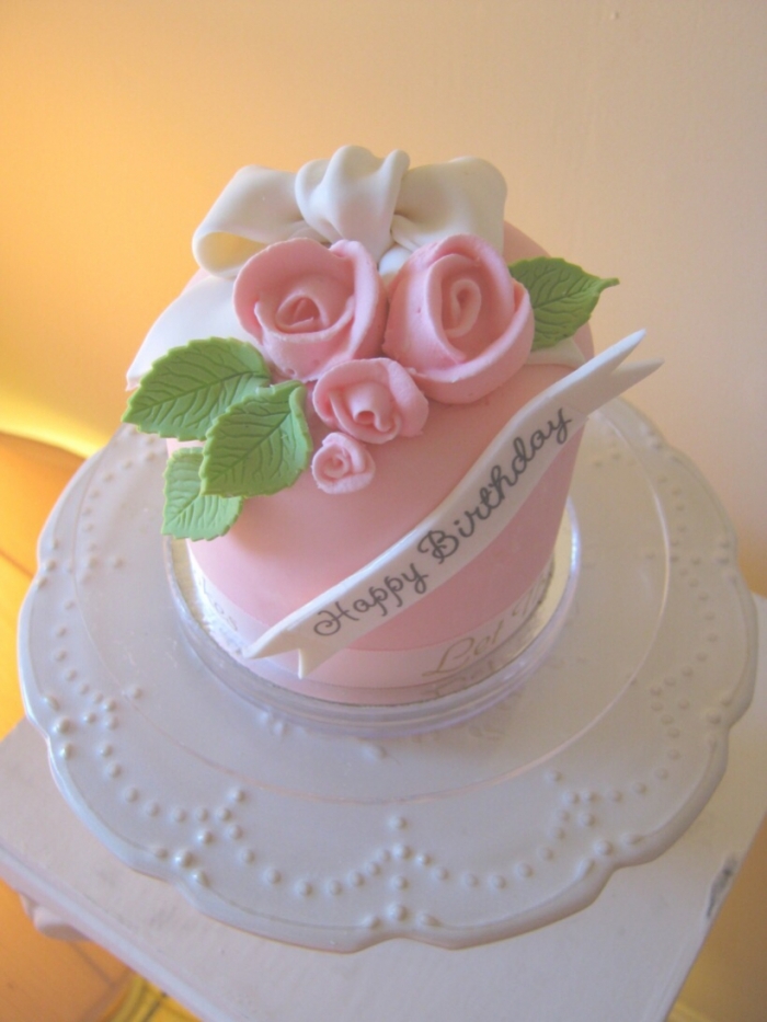 Petit gâteau d'anniversaire en pâte d'amande rose avec des fleurs - 21 ...