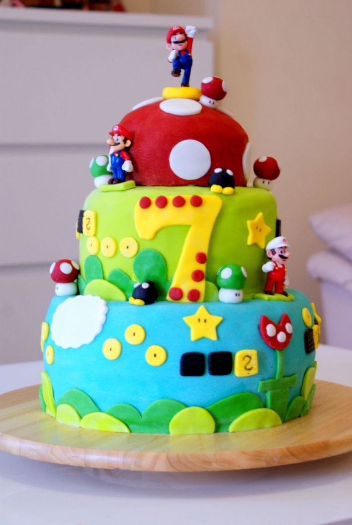 gâteau d'anniversaire mario bros avec le décor du jeux et plusieurs ...