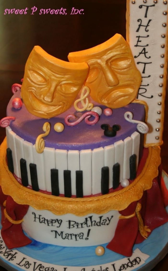 gâteau d'anniversaire thème piano avec notes de musiques et masques d ...
