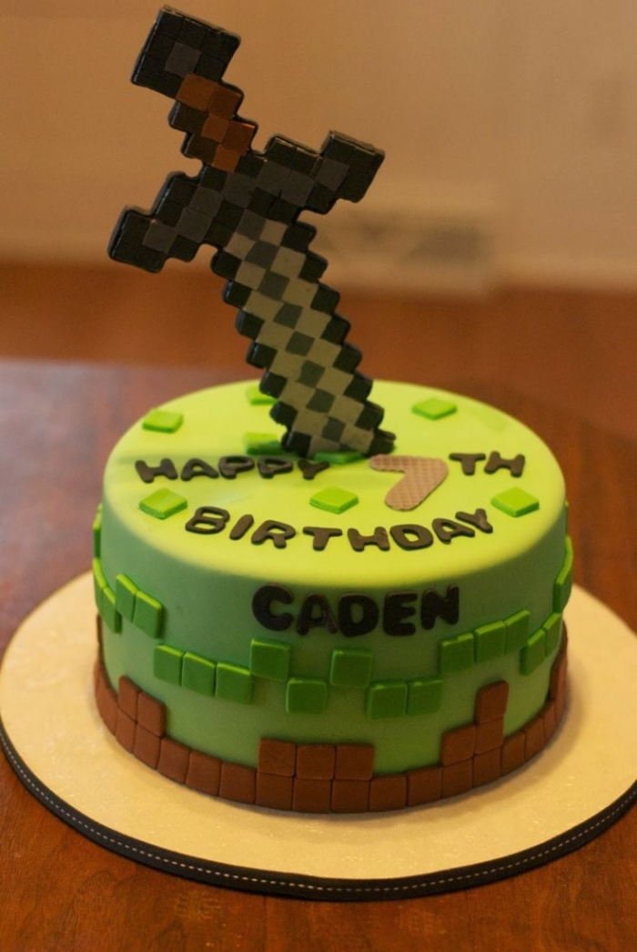 gâteau d'anniversaire de minecraft avec le décor du jeu - 15/07/2020