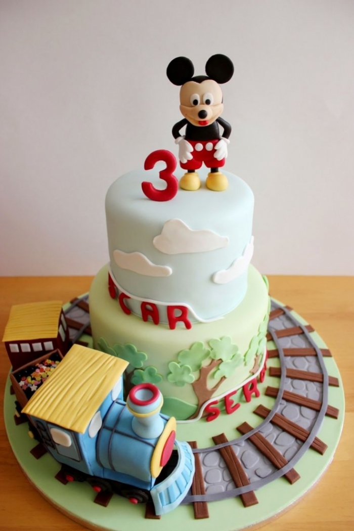 Magnifique gâteau mickey de deux étages avec un petit train - 07/06/2020