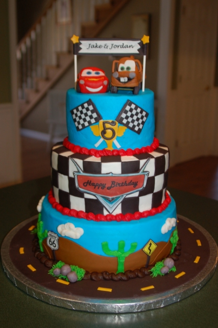 Magnifique gâteau de Cars avec son décors - 18/07/2020