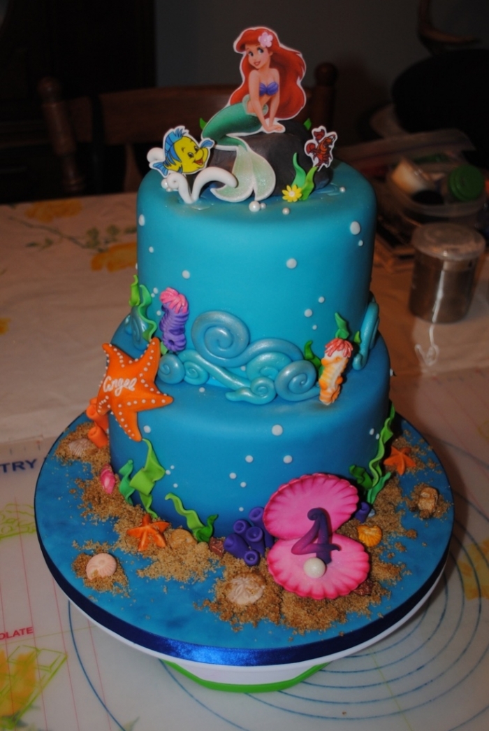 gâteau ariel sirène avec différents coquillages sur un décors bleu - 07 ...
