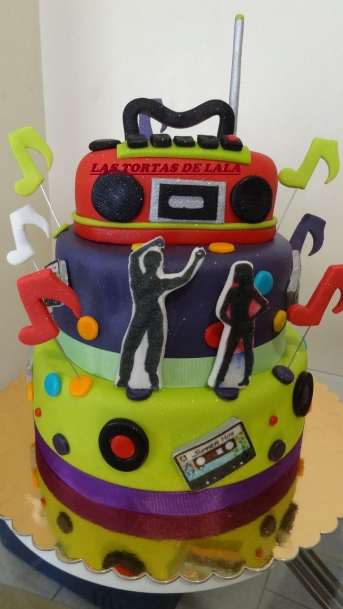 gâteau de musique avec plusieurs note de musique et un poste à musique ...