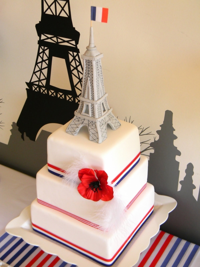 gâteau avec les couleurs de la France et une tour Eiffel - 25/05/2020