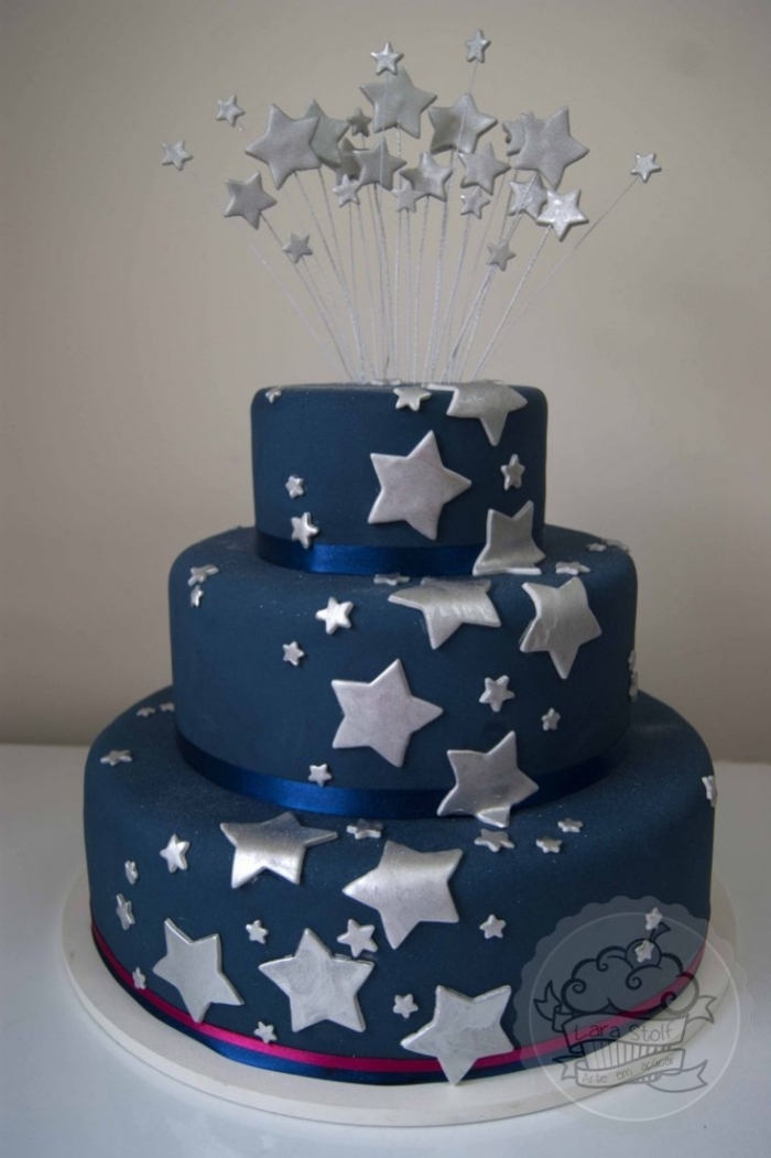 gâteau bleu avec un décors d"étoiles grise - 10/07/2020