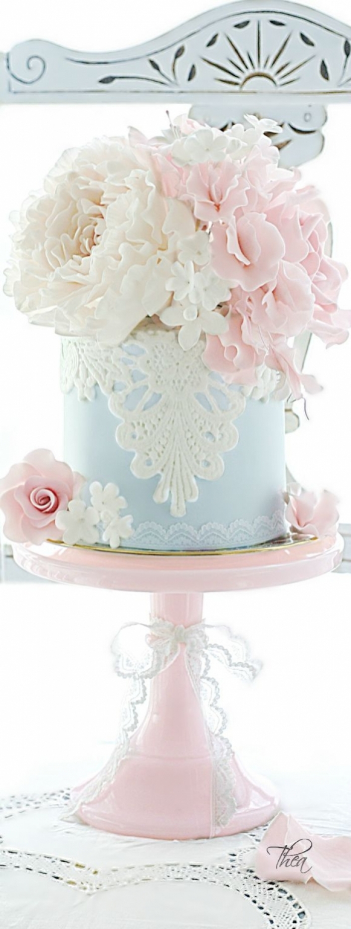 Gâteau floral rose et bleu avec de la dentelle - 02/07/2020