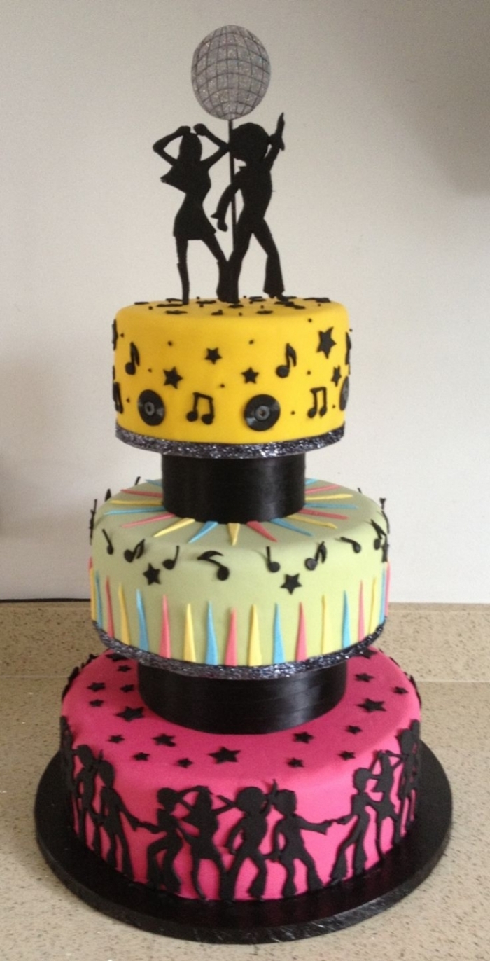 gâteau disco de 3 couleurs avec plusieurs notes de musiques - 02/07/2020
