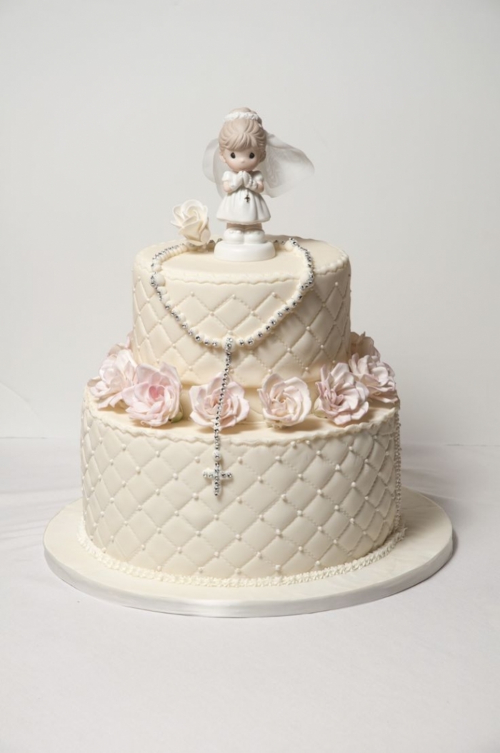 Idée de gâteau capitonné avec des roses pour le baptême d'une petite ...