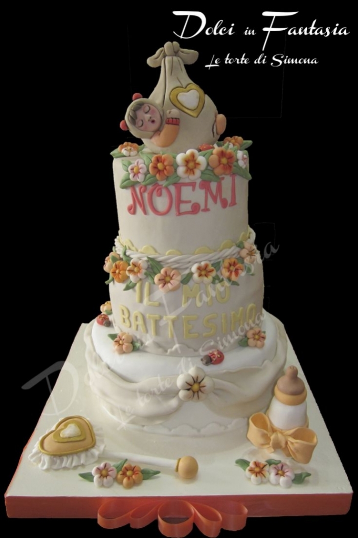 énorme gâteau pour la naissance d'une fille avec des fleurs et un ...