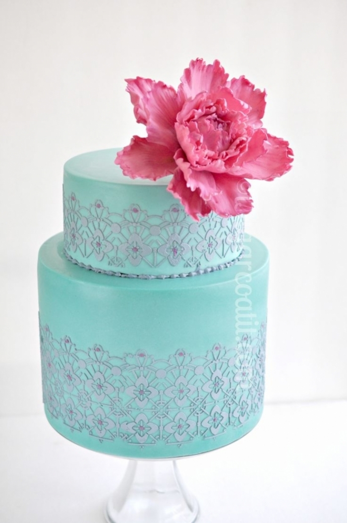 gâteau bleu à dentelle argenté avec une fleurs rose - 02/07/2020