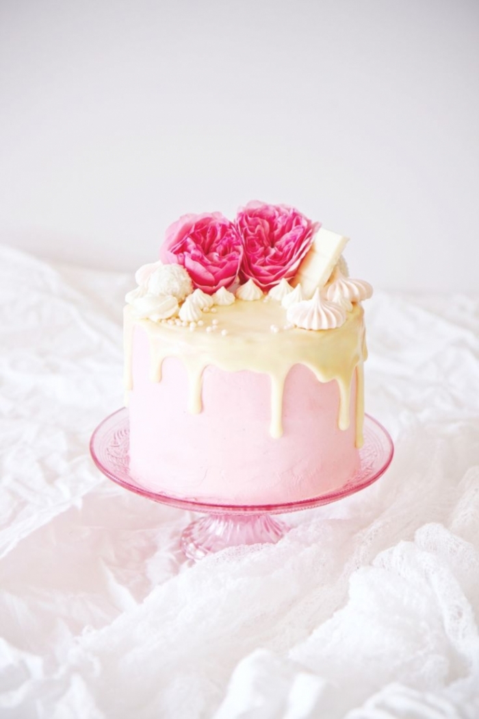 Gâteau rose avec un coulis et des fleurs - 16/06/2020