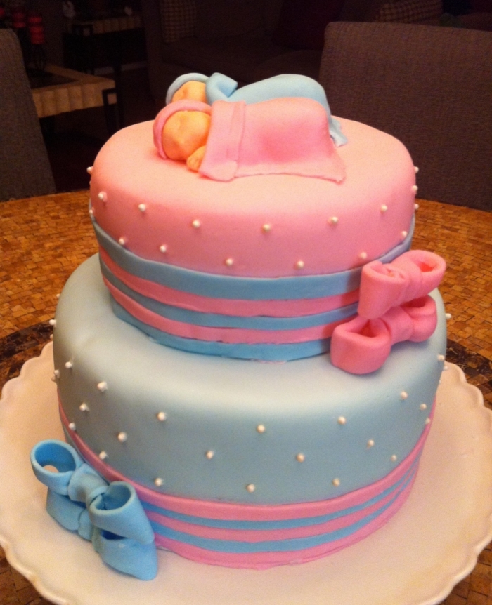 Idée de gâteau rose et bleu sur deux étages pour des jumeaux - 17/07/2020