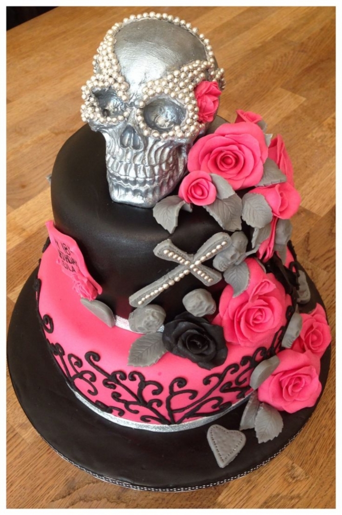 gâteau rose et noir avec des arabesques et une tête de mort avec une ...