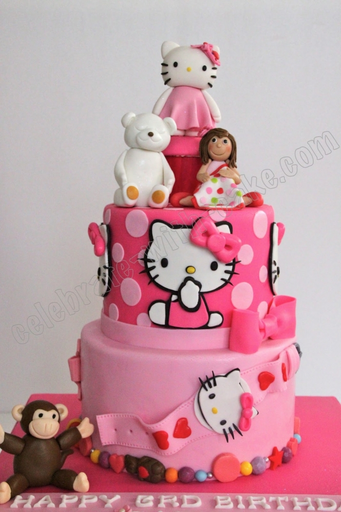 gâteau de hello kitty à pois et différents motifs et un singe - 11/07/2020