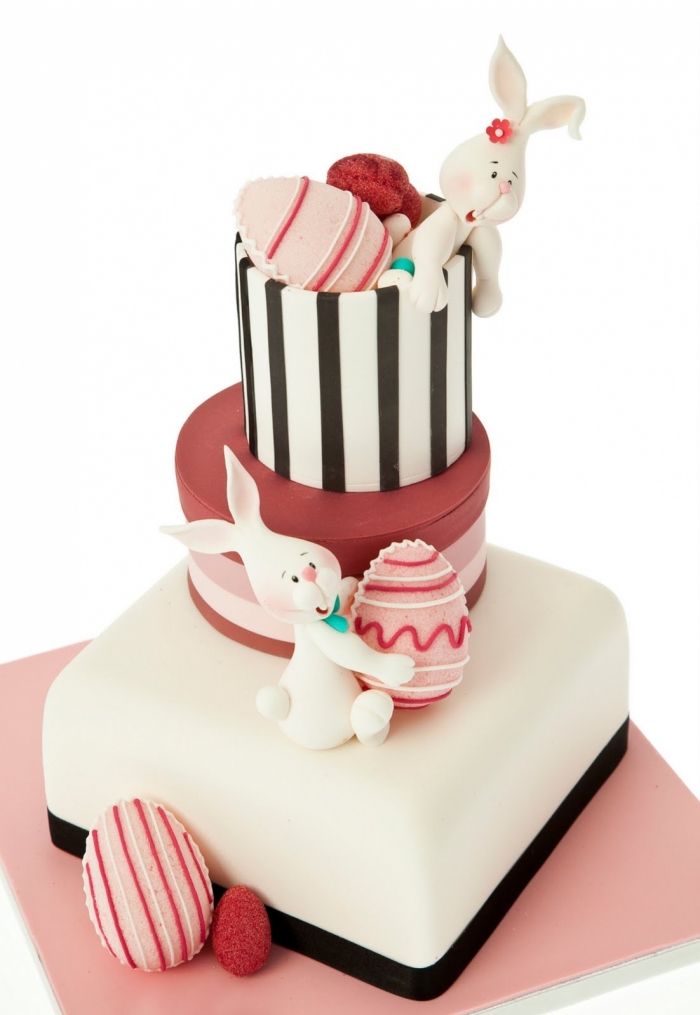 Superbe gâteau design avec des lapins et des oeufs pour pâques - 22/06/2020