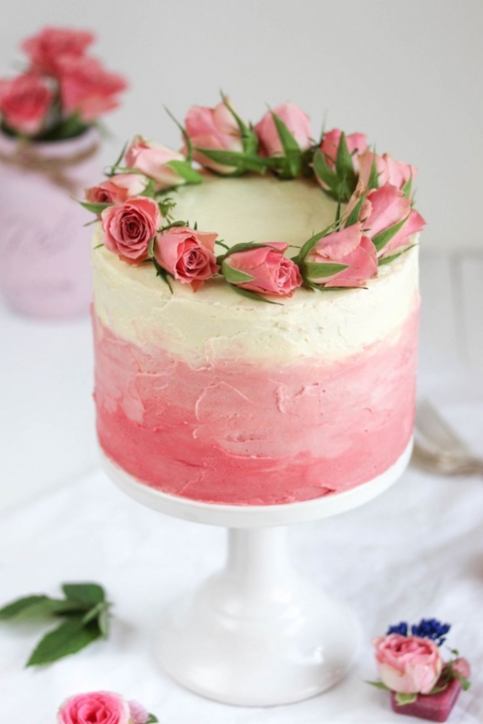 gâteau de dégradé de couleur rouge et blanc avec une couronne de roses ...