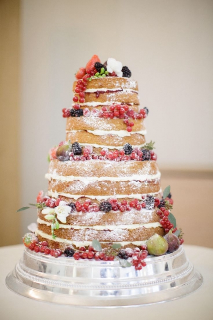 Ravissante pièces monté aux fruits rouges avec une crème et d'autres ...