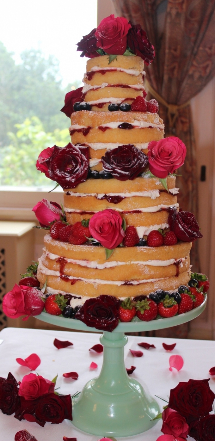 Gâteau aux fruits rouges avec de la crème et des rose de plusieurs ...