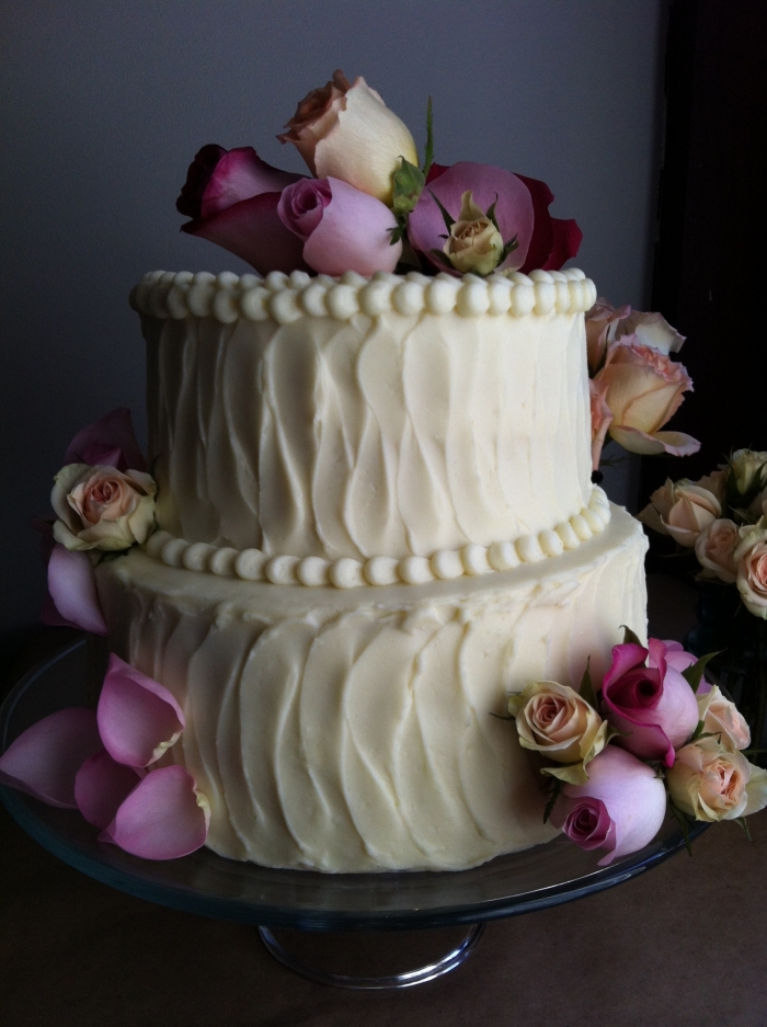 gâteau blanc avec des perles et des roses - 28/09/2020