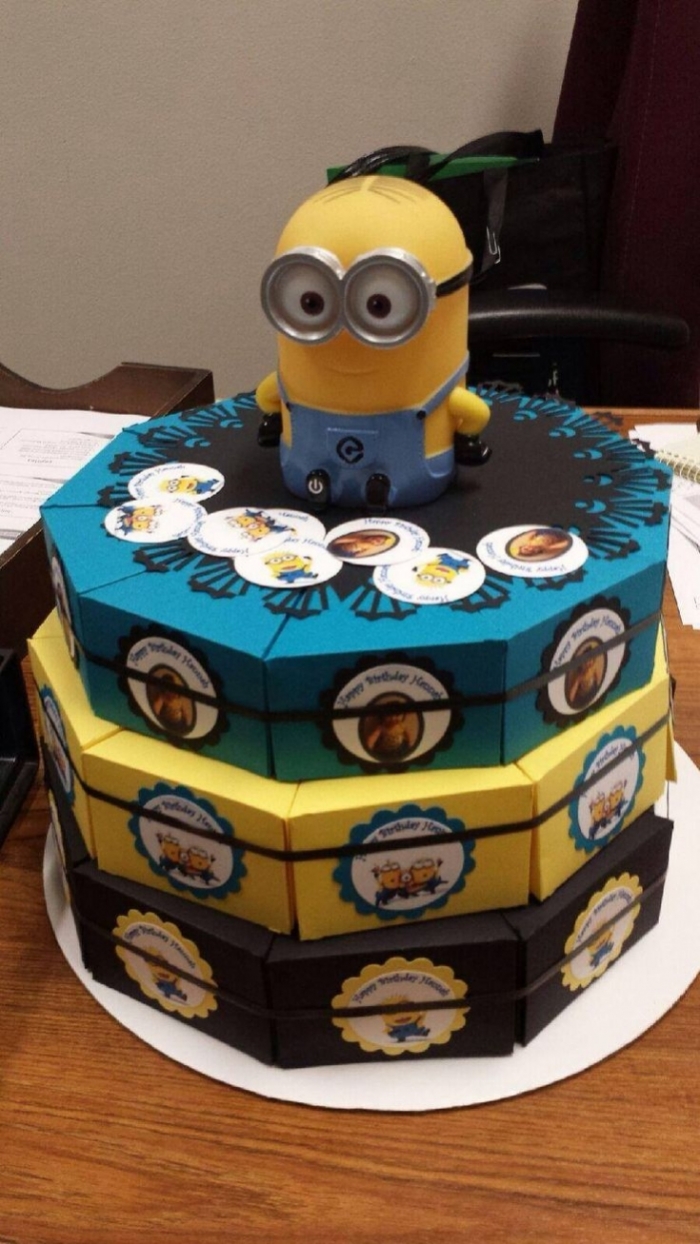 sublime cake design minion noir, jaune et bleu - 17/07/2020