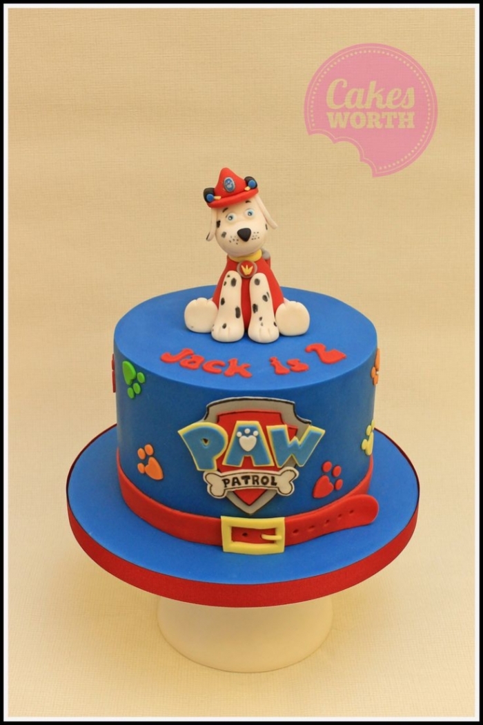 gâteau de couleur bleu avec des empreinte de patte de paw patrol avec ...