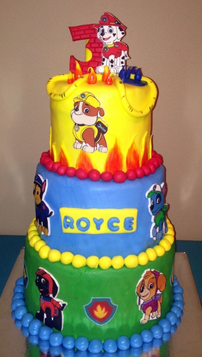 Idées de gâteau paw patrol avec différents figurine et de 3 couleurs ...