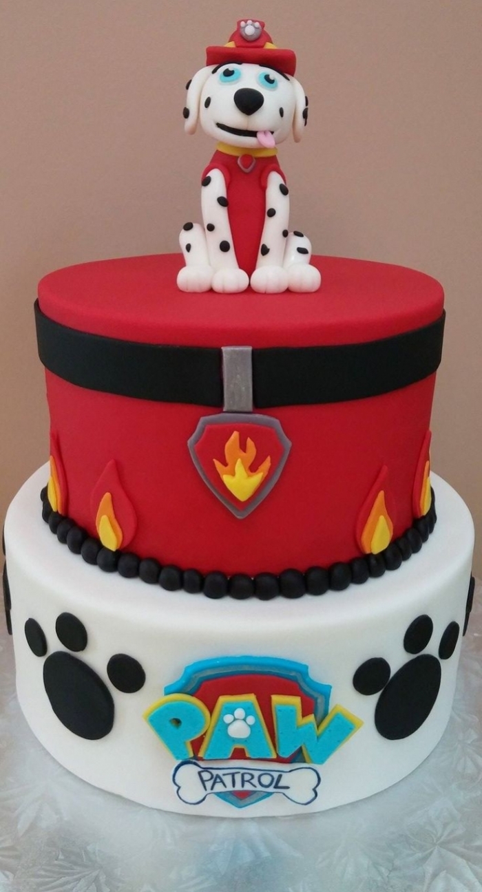 gâteau blanc avec des empreinte de pattes et rouge avec des flammes de ...