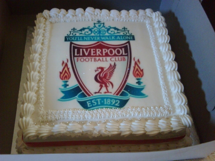 gâteau à base de crème avec logo liverpool de football - 02/07/2020