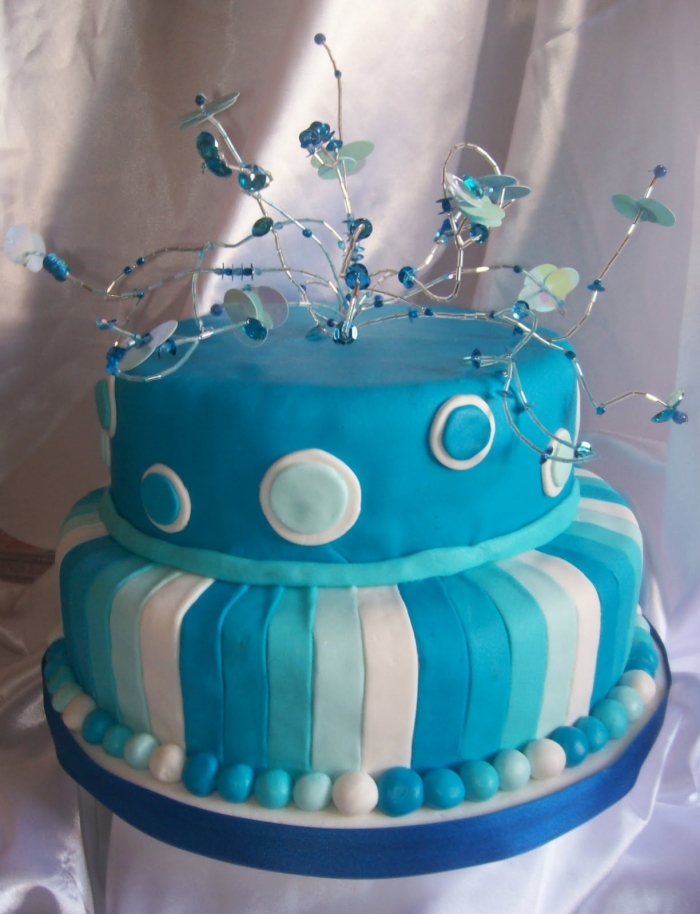 gâteau de couleur bleu et blanc avec des perles puis plusieurs motifs ...
