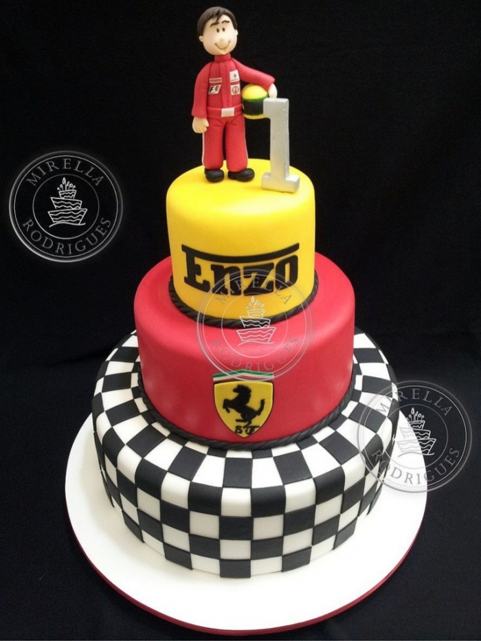 Très joli cake design Ferrari avec un damier pour un pilote de formule ...
