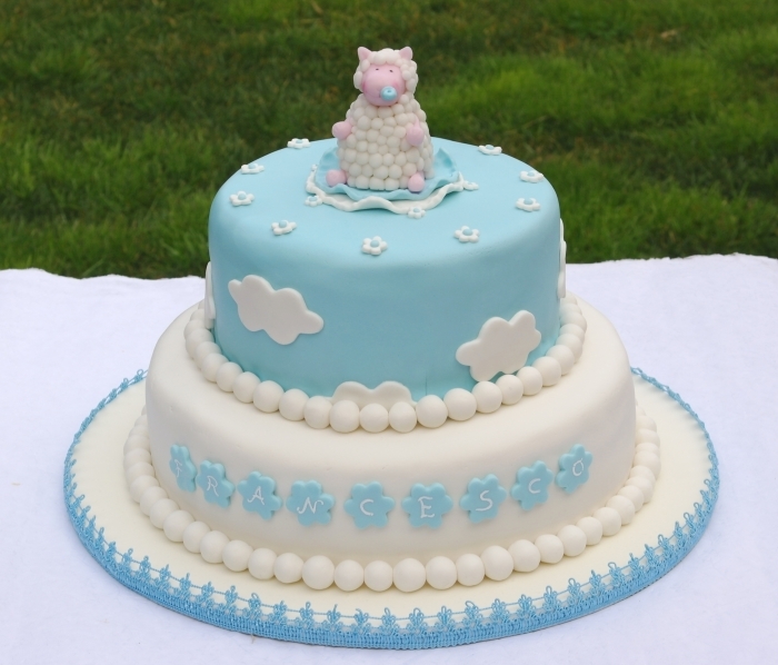 gâteau bleu et blanc avec un décor de nuage et de perles blanches - 27 ...