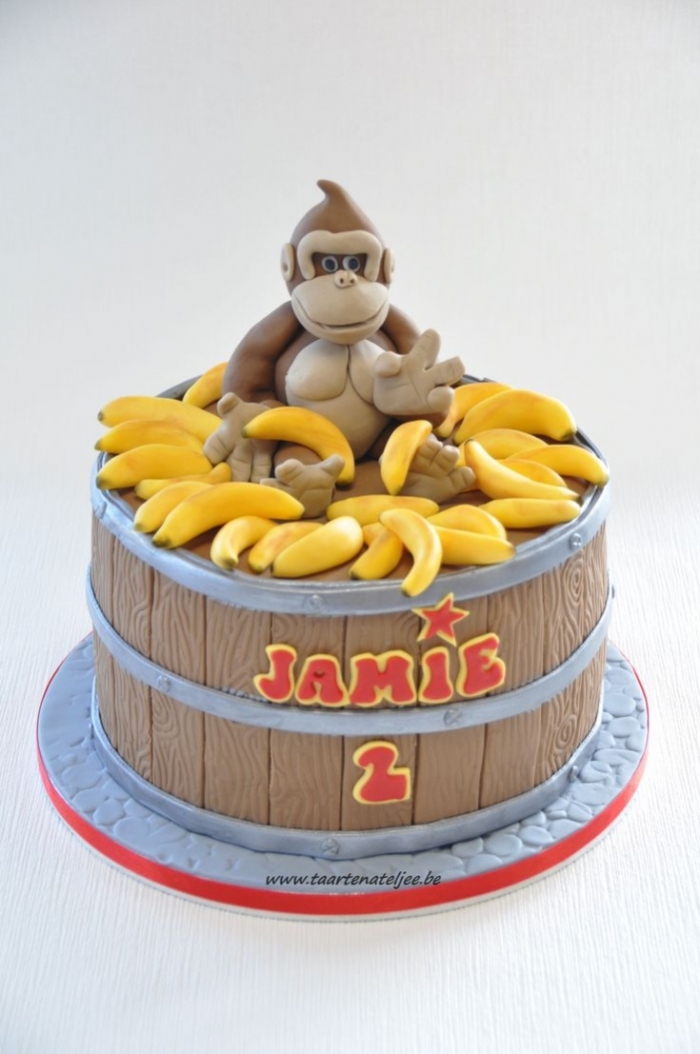 gâteau sous forme de tonneau avec un singe et plusieurs bananes - 12/06 ...