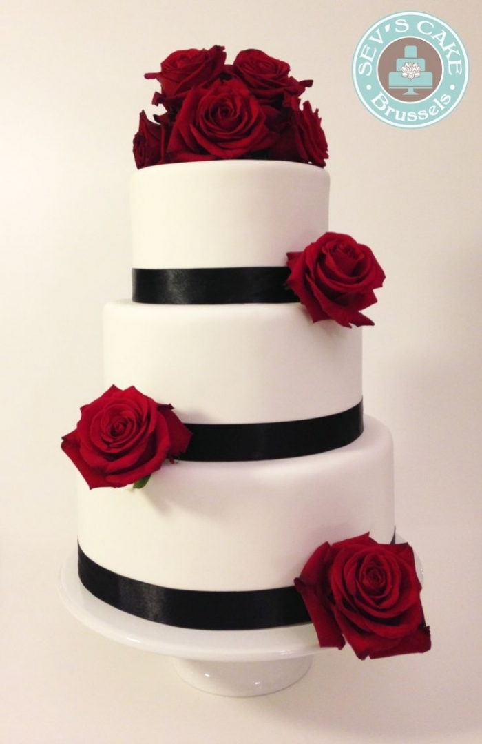 gâteau avec des rubans noir et plusieurs roses rouge - 12/06/2020