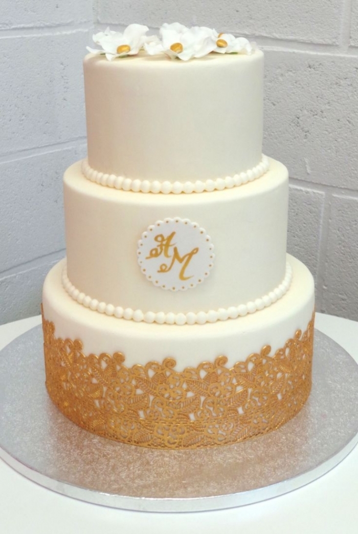 Idée de gâteau de mariage blanc et or avec des perles - 20/09/2020