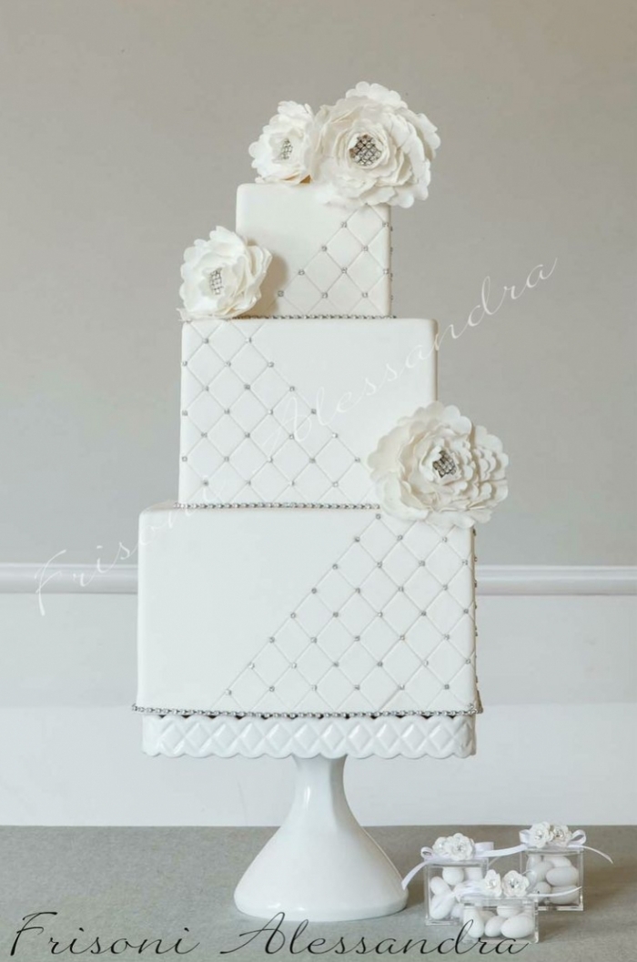 gâteau de mariage en forme carré capitonné avec des fleurs blanches ...