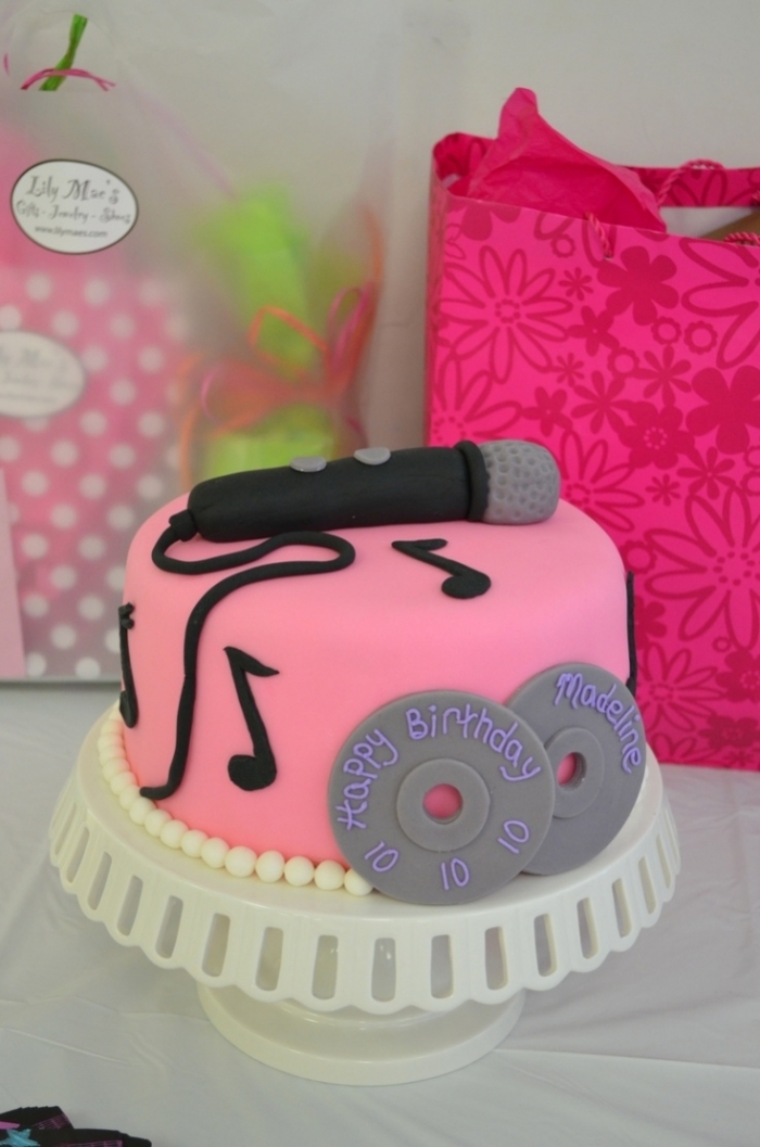gâteau d'anniversaire de note de musique avec disques et micro - 15/06/2020
