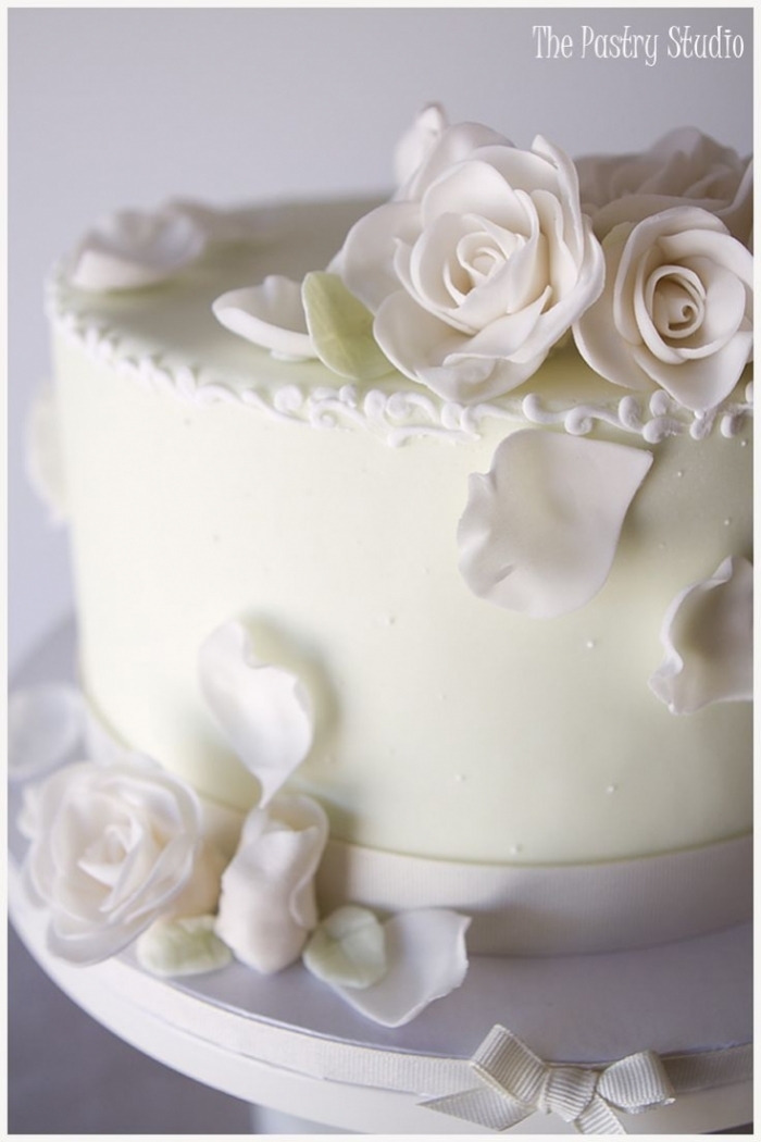 gâteau de mariage avec roses blanches et des pétales - 31/05/2020