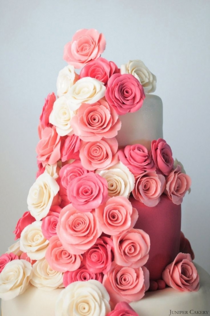 Magnifique gâteau blanc et rose avec son décors de roses - 03/08/2020