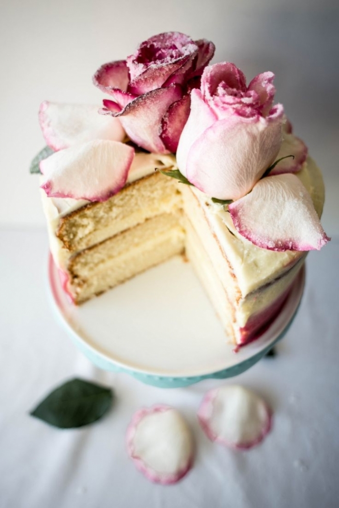 gâteau de mariage avec de la génoise et de la crème décoré de roses ...
