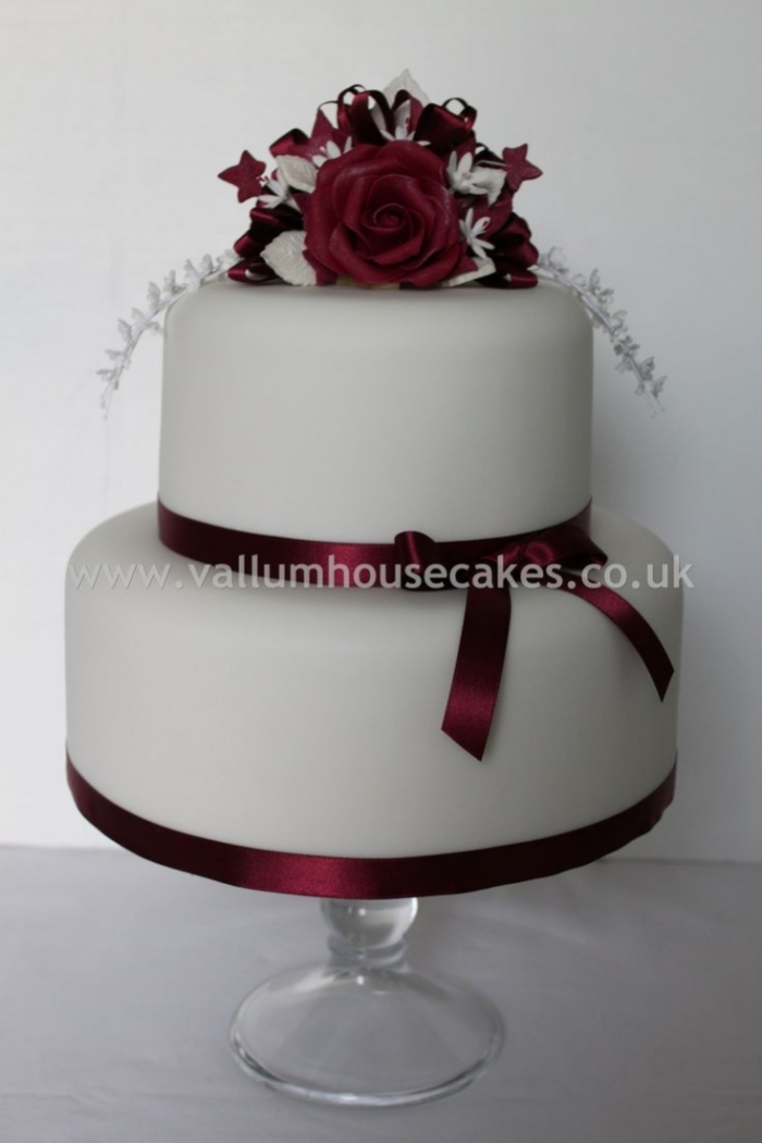 gâteau de mariage à ruban rouge avec fleurs et décors rouge et noir ...